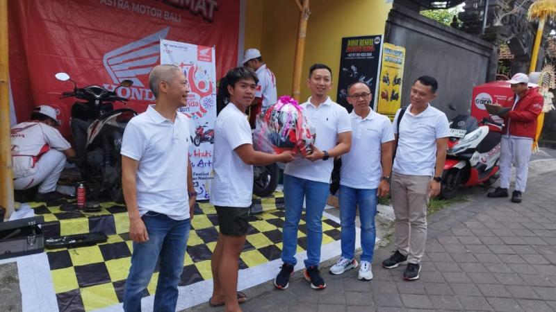 Sambut Harpelnas, Astra Motor Bali Kunjungi Konsumen Loyal | Bali Tribune